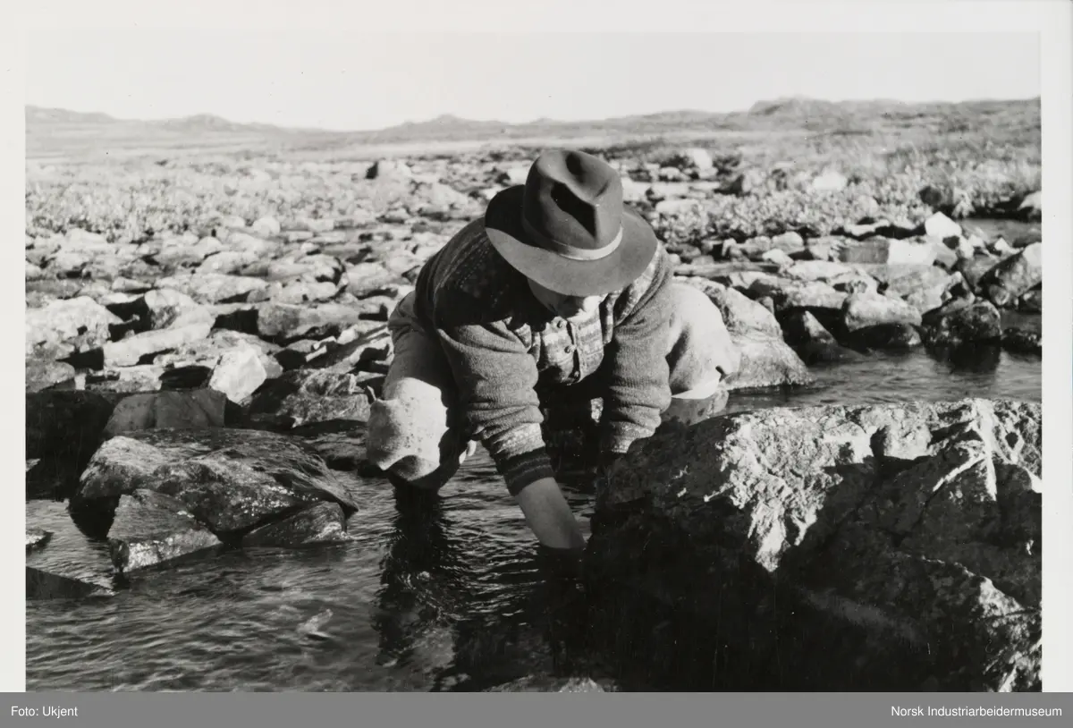 James Coward bøyer seg og har hendene ned i en bekk -Norsk ...
