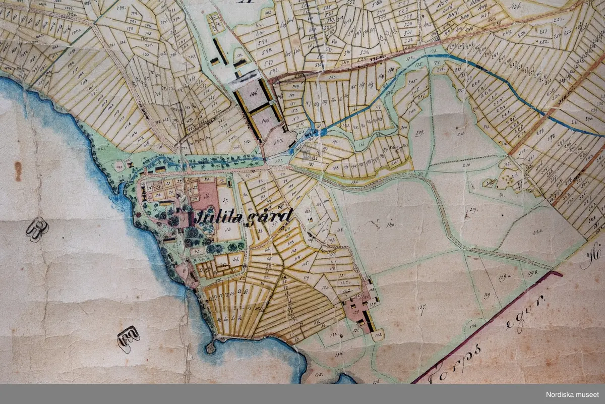 Ladugårdsområdet norr om Julita gårds mangård som det visas i en ...