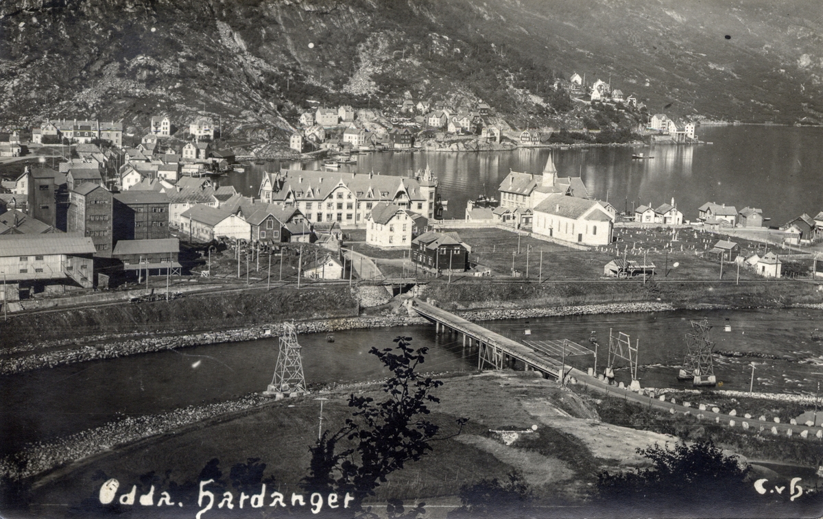 Oversikt over Odda sentrum med Ragdebrua, Opo, Almerket og kyrkja ...