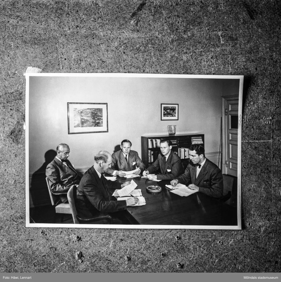 Papyrus disponent Hulthén i konferens med herrar Harald, Grundin ...