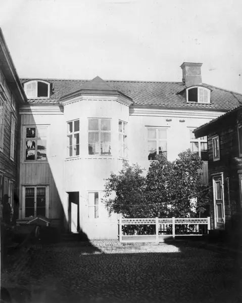 Lindgrens järnhandel, bakgården och framsidan mot Storgatan, före ...