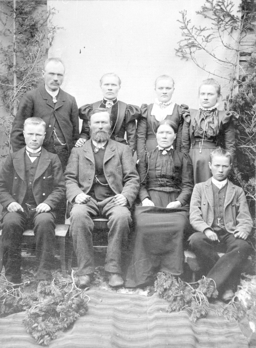 Marit og Knut Leithe Myhre med born. -Valdres Folkemuseum / DigitaltMuseum