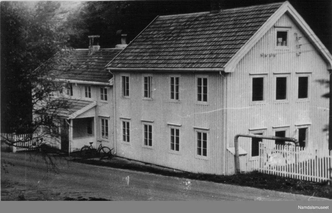 Bilde fra Julius Johnsens skofabrikk og privatbolig på Bangsund ...