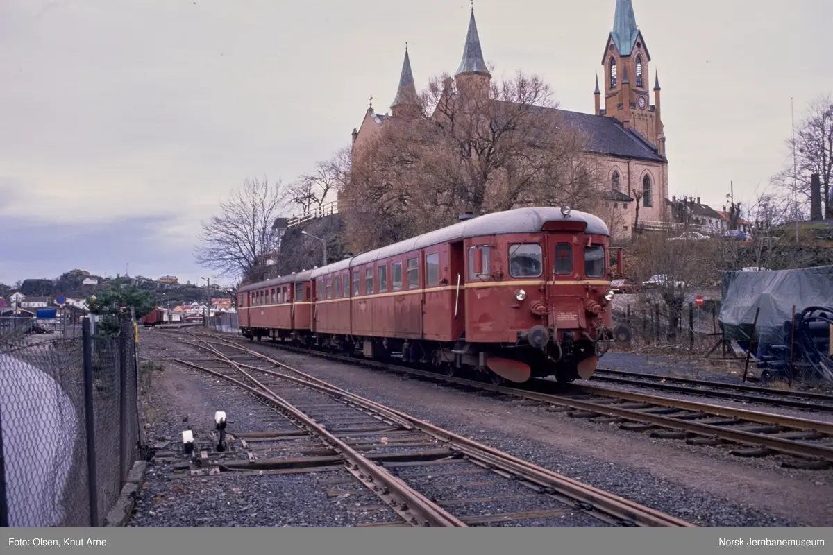 Dieselmotorvogn BM 86 13 og styrevogn BFS 86 92 med persontog til ...