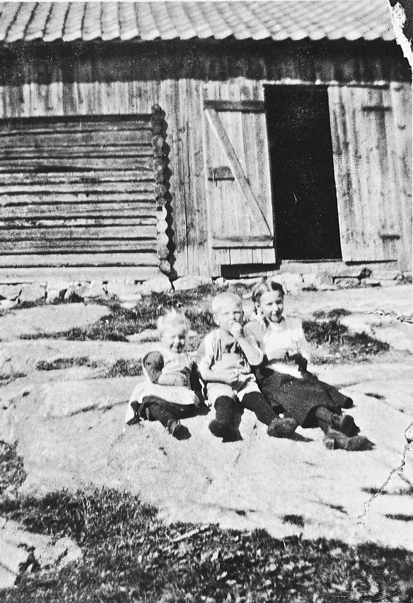 Granli, Feiring. 1922. Ole, Margit og Rakel Rognstad. -Museene i ...