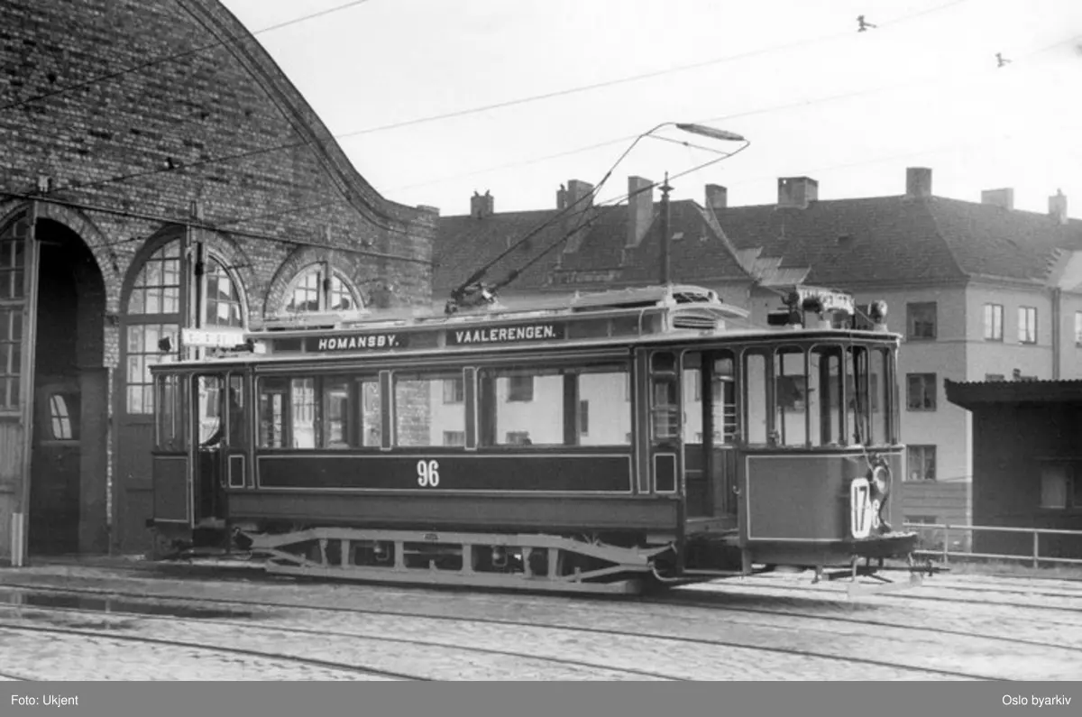 Oslo Sporveier. Trikk motorvogn 96 type SS (fra 1914) foran Sagene ...