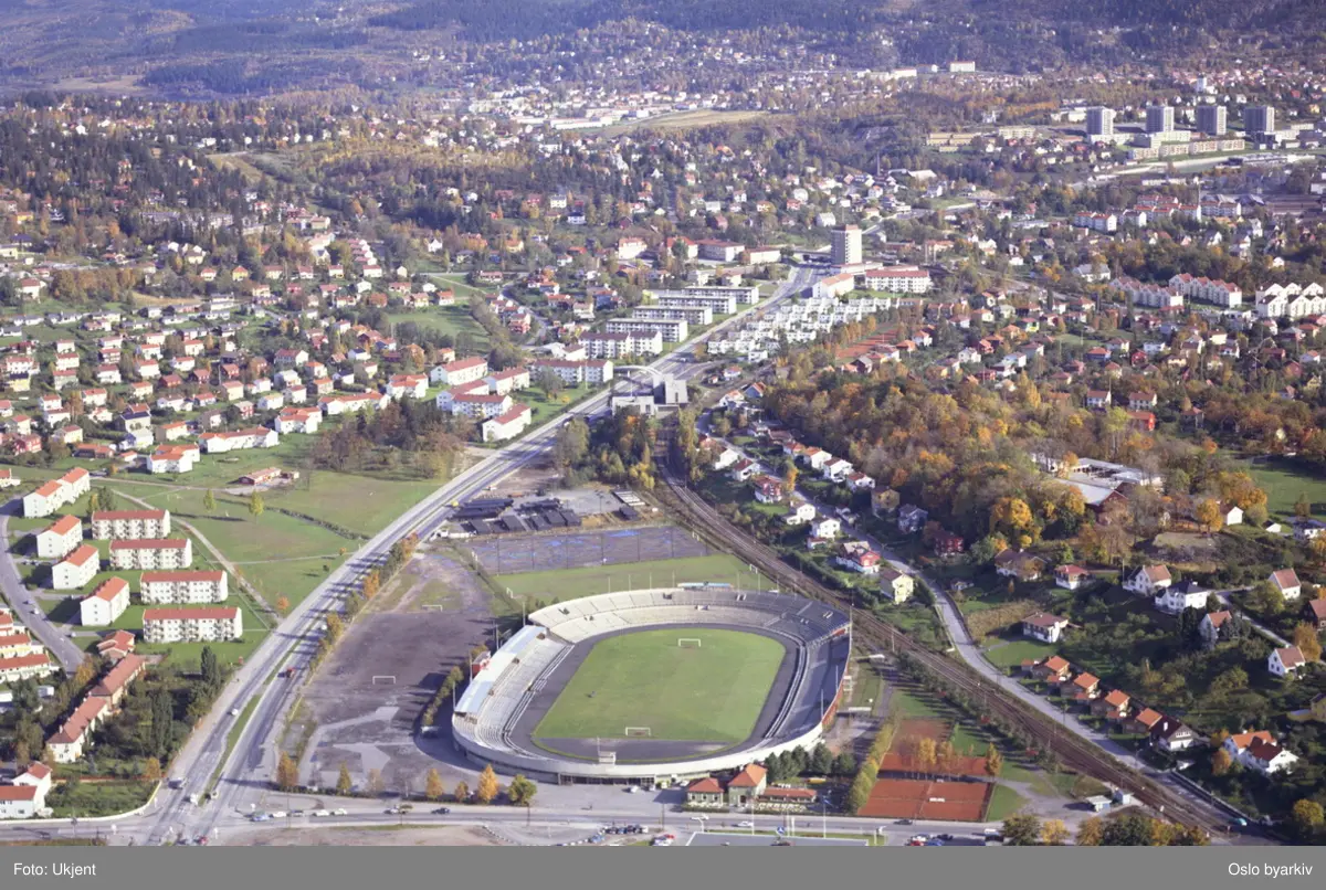 Ullevål stadion. Sognsveien i front, Ringveien til venstre, og Bergslia ...