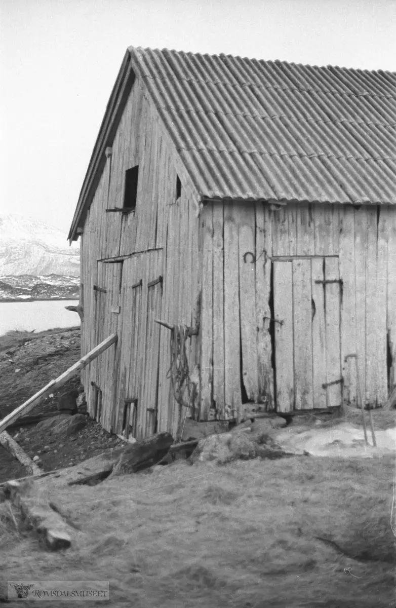 Naust i Kjørsvika, Fræna..Naust, sørgavl med stø, kjørsvika. .Detalj ...