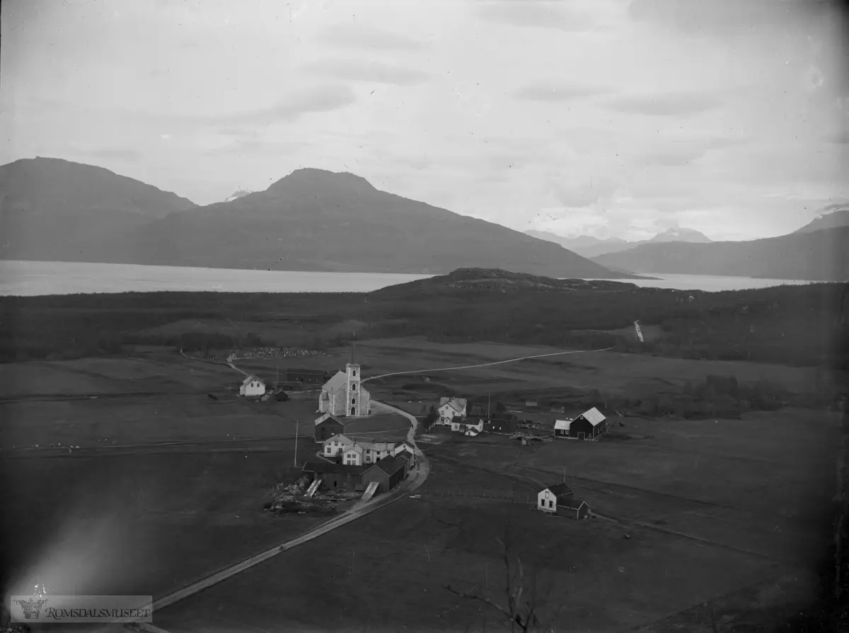 Ibestad kirke bygd 1881..Bygget til høyre er for kirka er ...