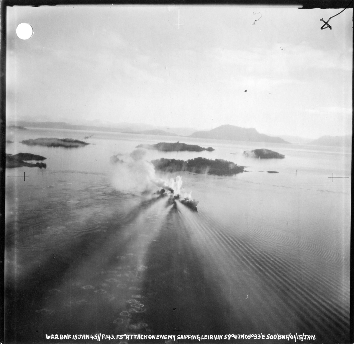 de Havilland DH 98 Mosquito fly fra 143 Squadron RAF angriper et skip i ...