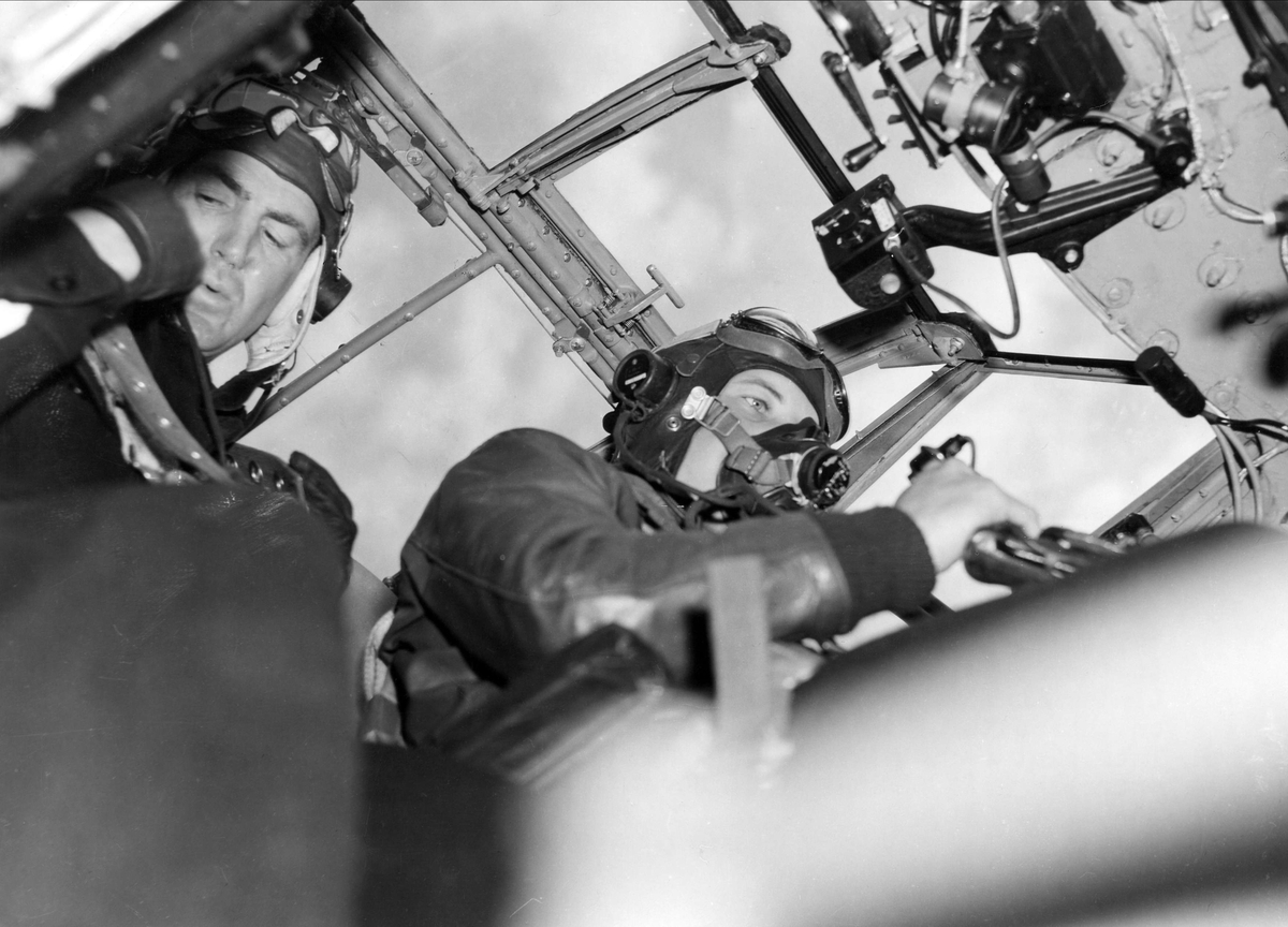 Norsk pilot og navigatør i cockpit på en de Havilland DH 98 Mosquito ...
