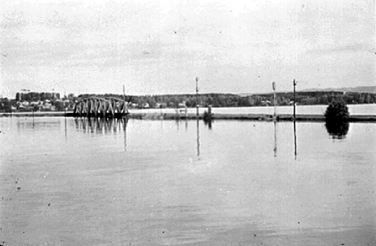 Hamar, jernbanebrua over Åkersvika, Mjøsflommen 1967, flommen 1967 ... Hamar, jernbanebrua over Åkersvika, Mjøsflommen 1967, flommen 1967 ...