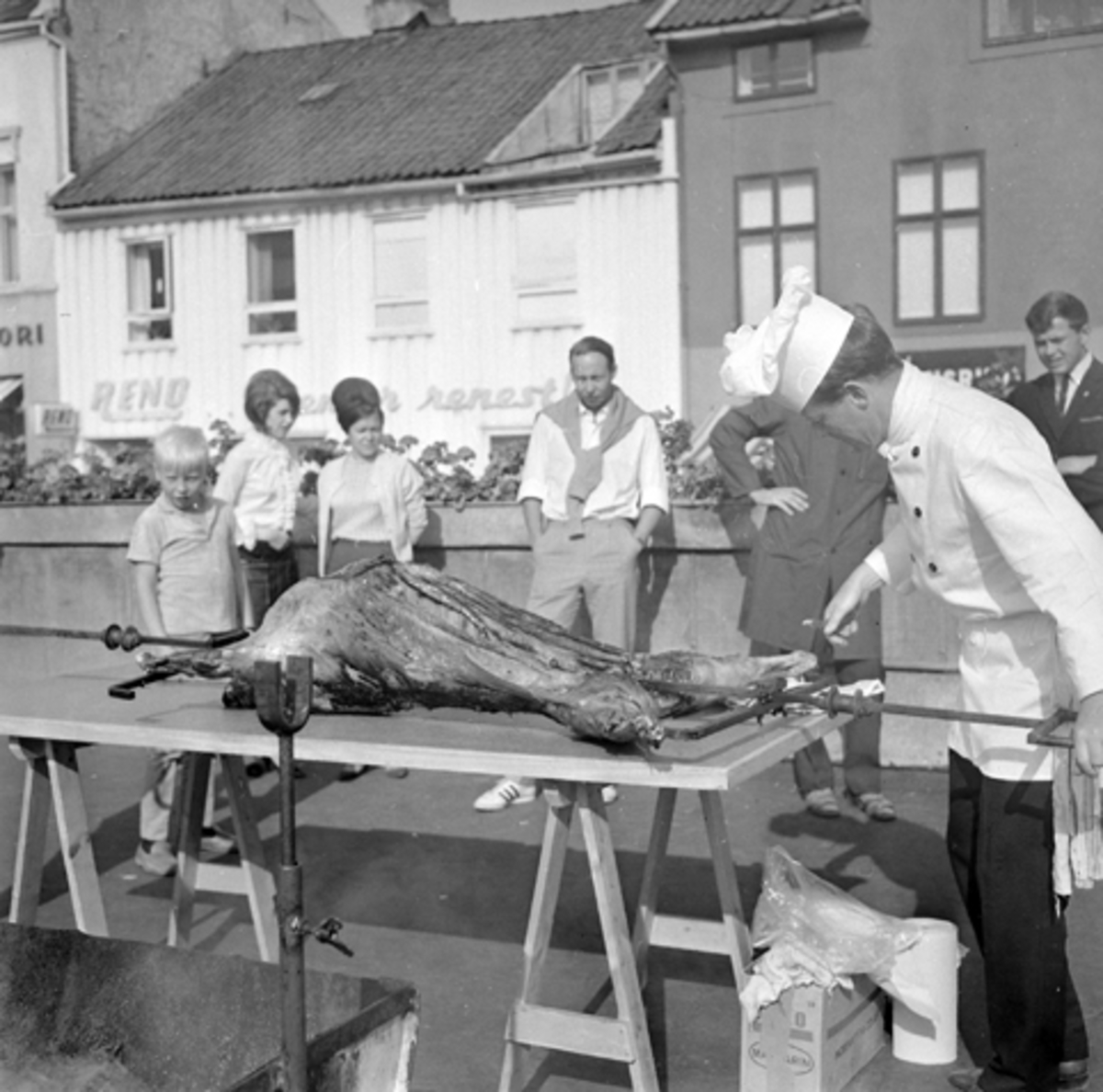 Hamar, Østre Torg, Rutebiltaket, slaktere deler opp storfe, grilling ...