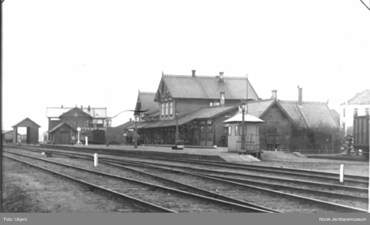 Hamar stasjonsbygning med den første stasjonsbygningen i bakgrunnen ...