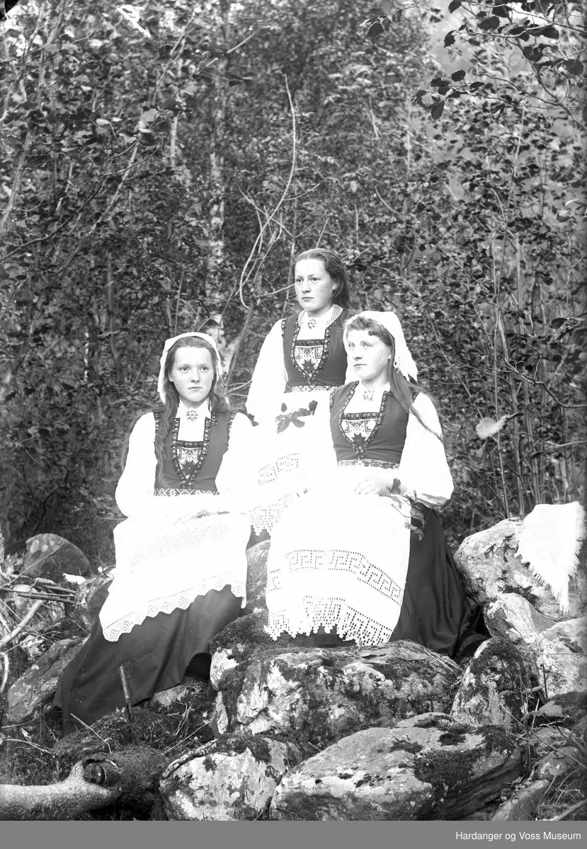Marie, Janna og Ragna P. Otteren i bunad -Hardanger og Voss Museum ...