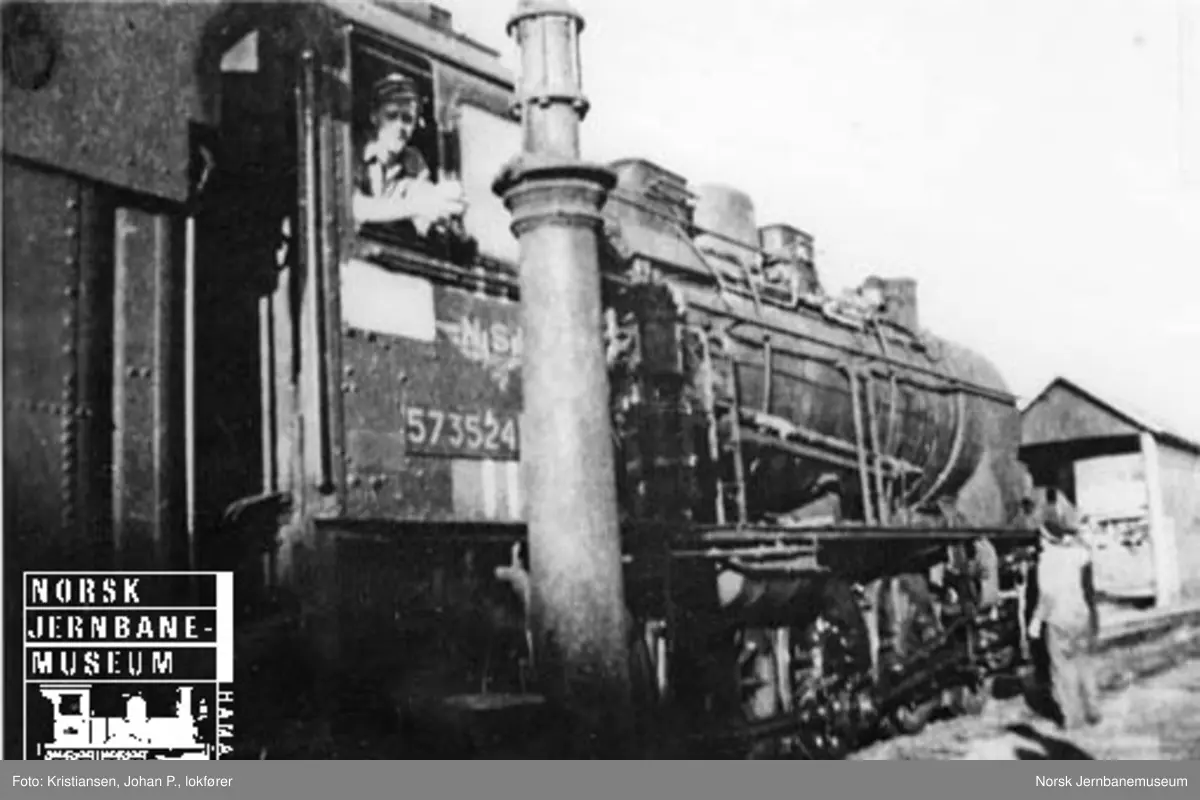 NSB damplokomotiv type 61a nr. 3524 ved vannstenderen på Jaren stasjon ...