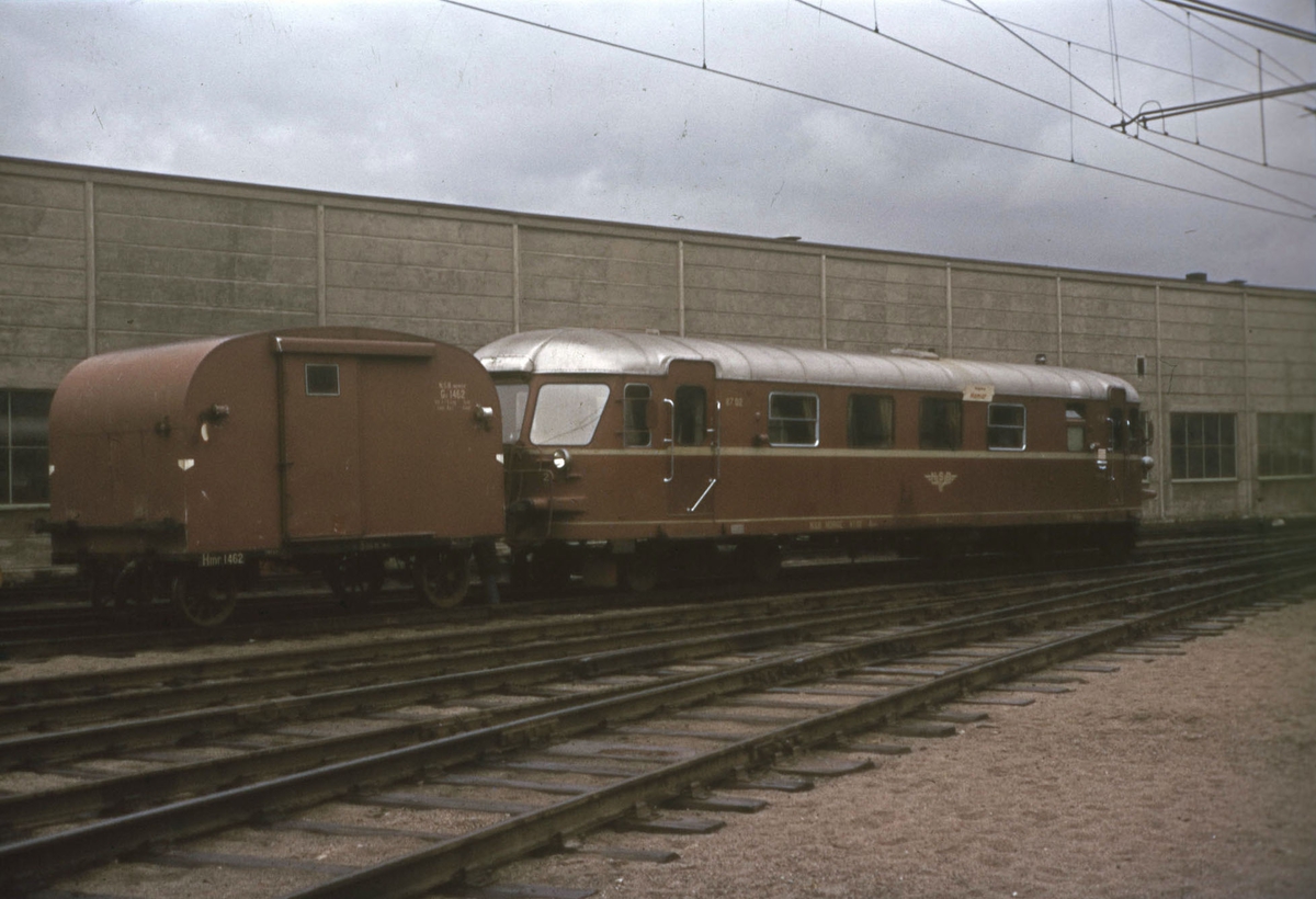 Dieselmotorvogn type Bmdo 8702 med tog fra Røros ved lokomotivstallen ...
