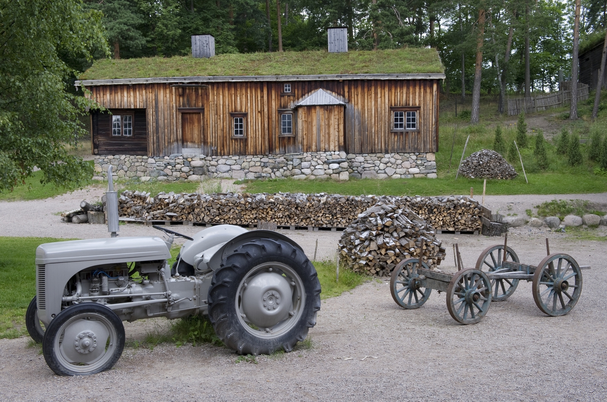 Traktor og vedstabel på Trøndelagstunet på Norsk Folkemuseum, 31. juli ...