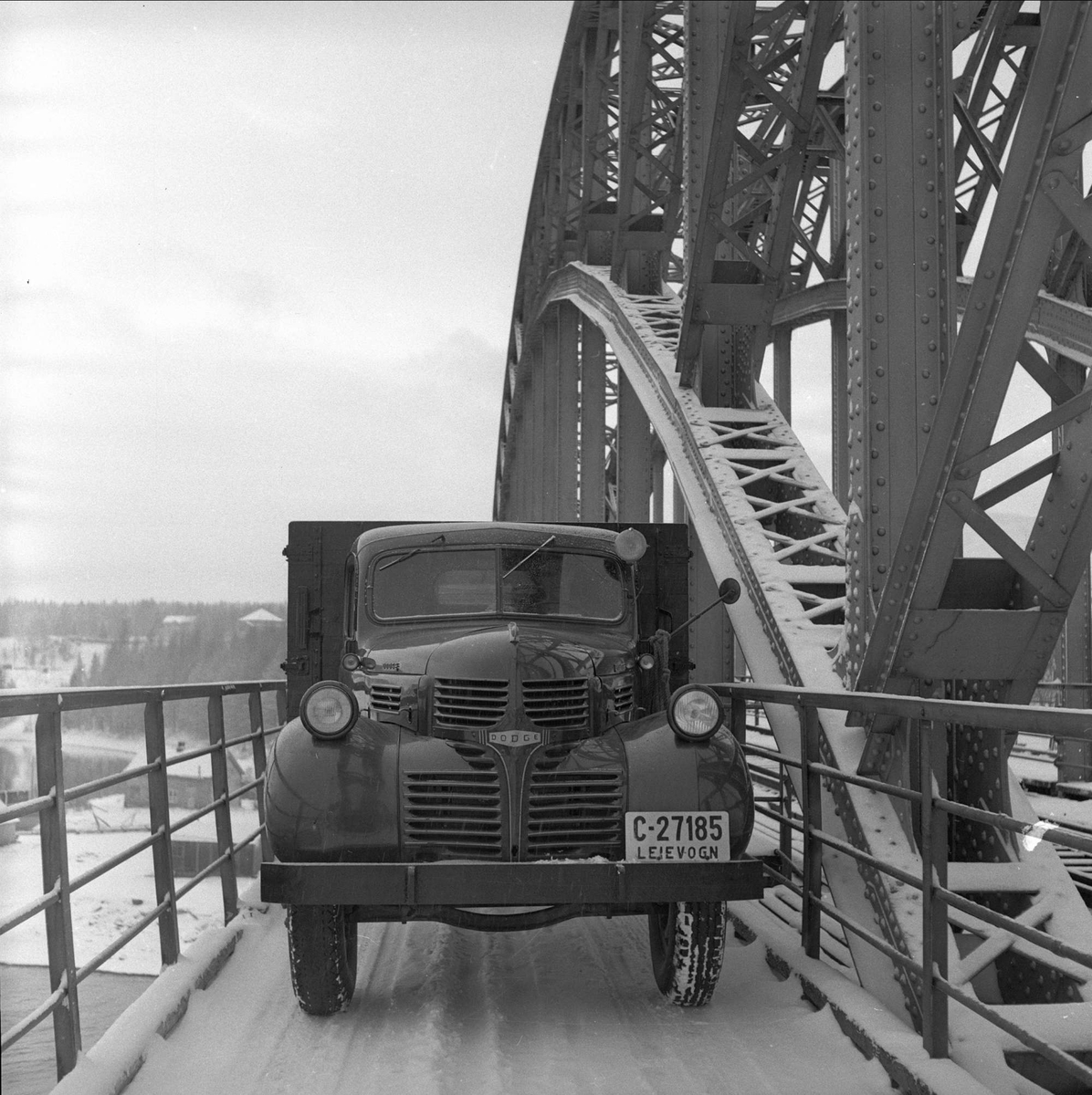 Minnesund, Akershus, november 1951. Lastebil på den gamle Minnesundbrua ...