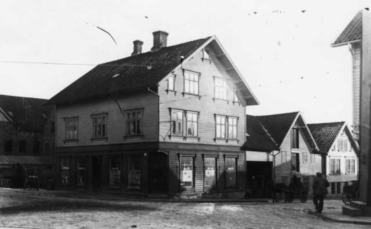 Forretnings- og bolighus i krysset Solaveien - Storgata. Supplerande ...