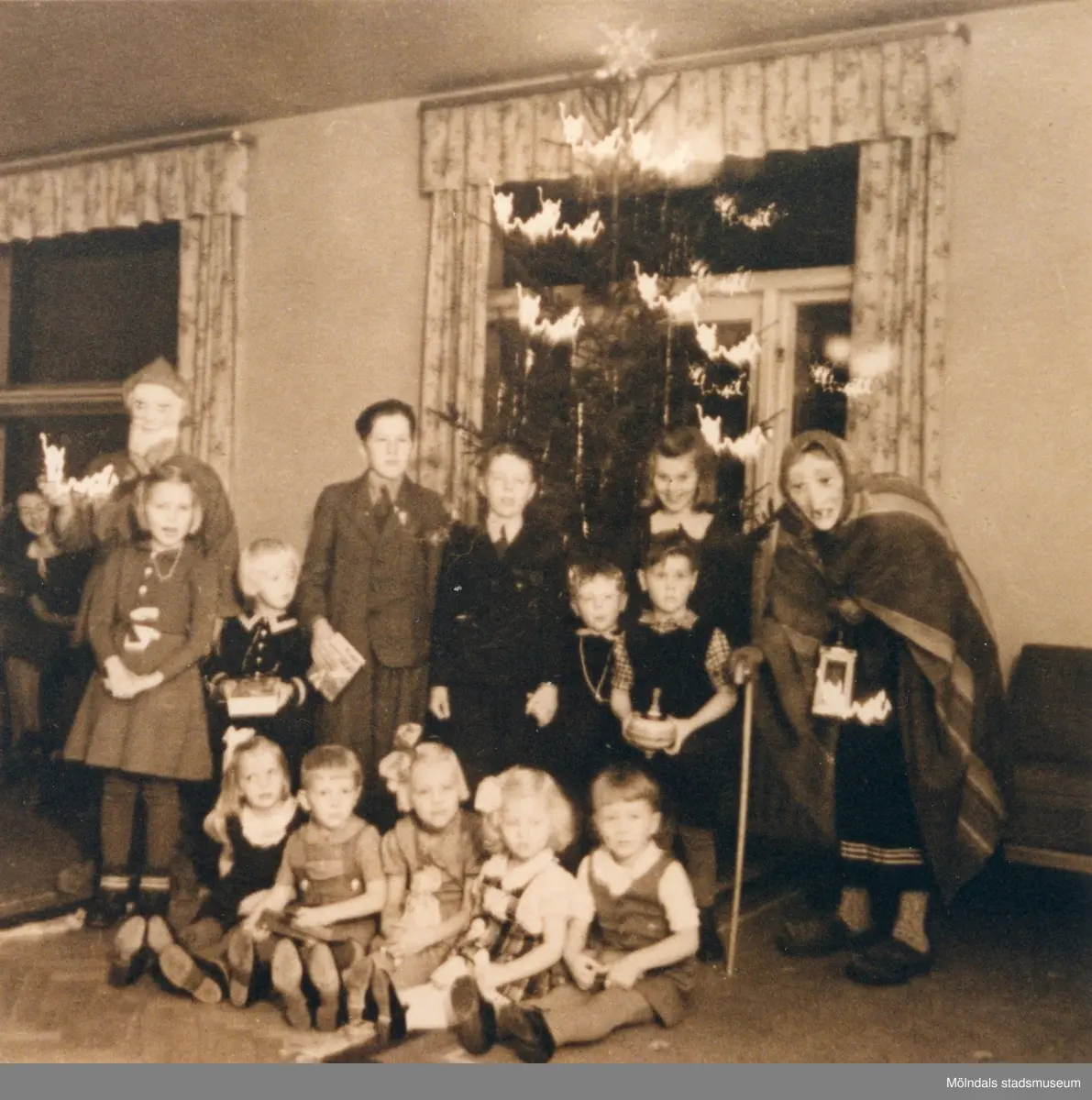 Julfirande i Stretered, Kållered. Ragnhild Johansson, Bertil Mattsson ...