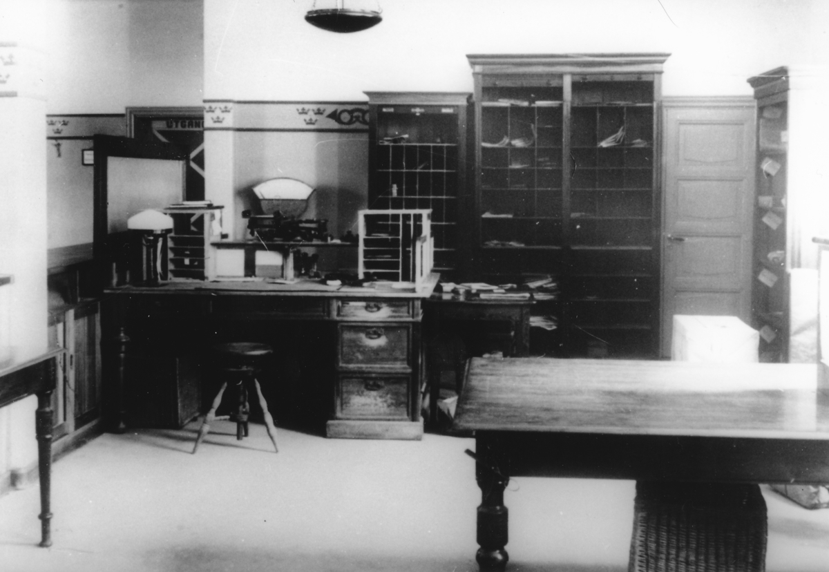 Interiör från postkontoret i Hedemora när det var beläget i hörnet ...