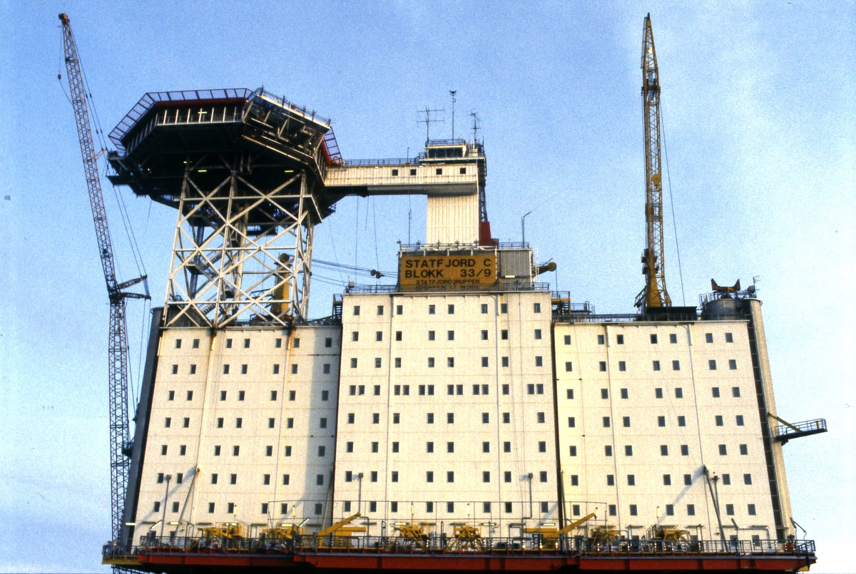 Statfjord C under bygging. Boligkvarter og helideck. -Norsk Oljemuseum / DigitaltMuseum