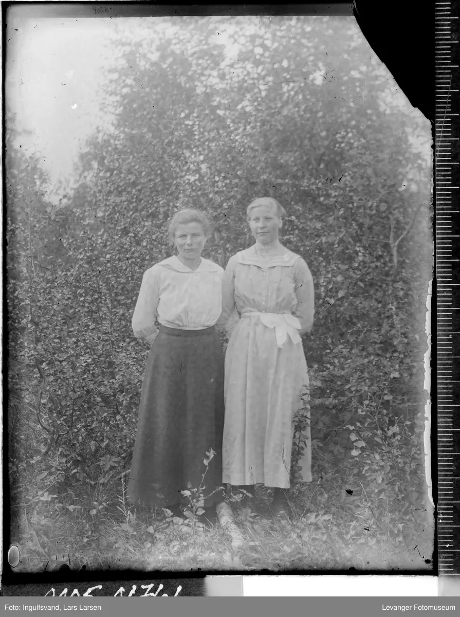 Portrett av to kvinner. -Levanger Fotomuseum / DigitaltMuseum