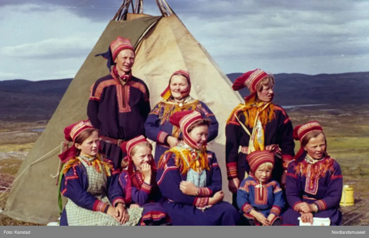 Gruppebilde. Samer, drakt; lavvo -Nordlandsmuseet / DigitaltMuseum