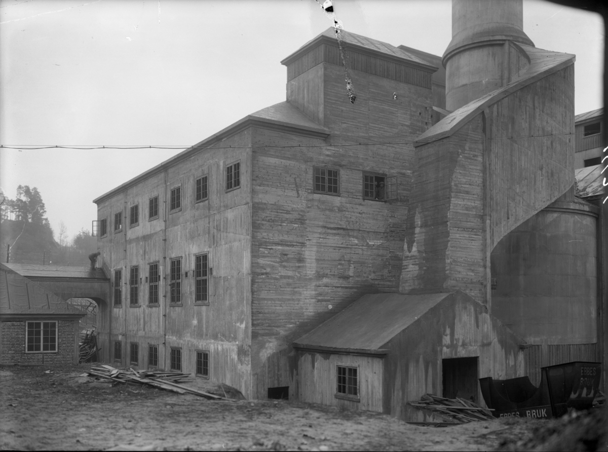Fabrikk, stor bygning i betong. Container med navn Ebbes Bruk ...