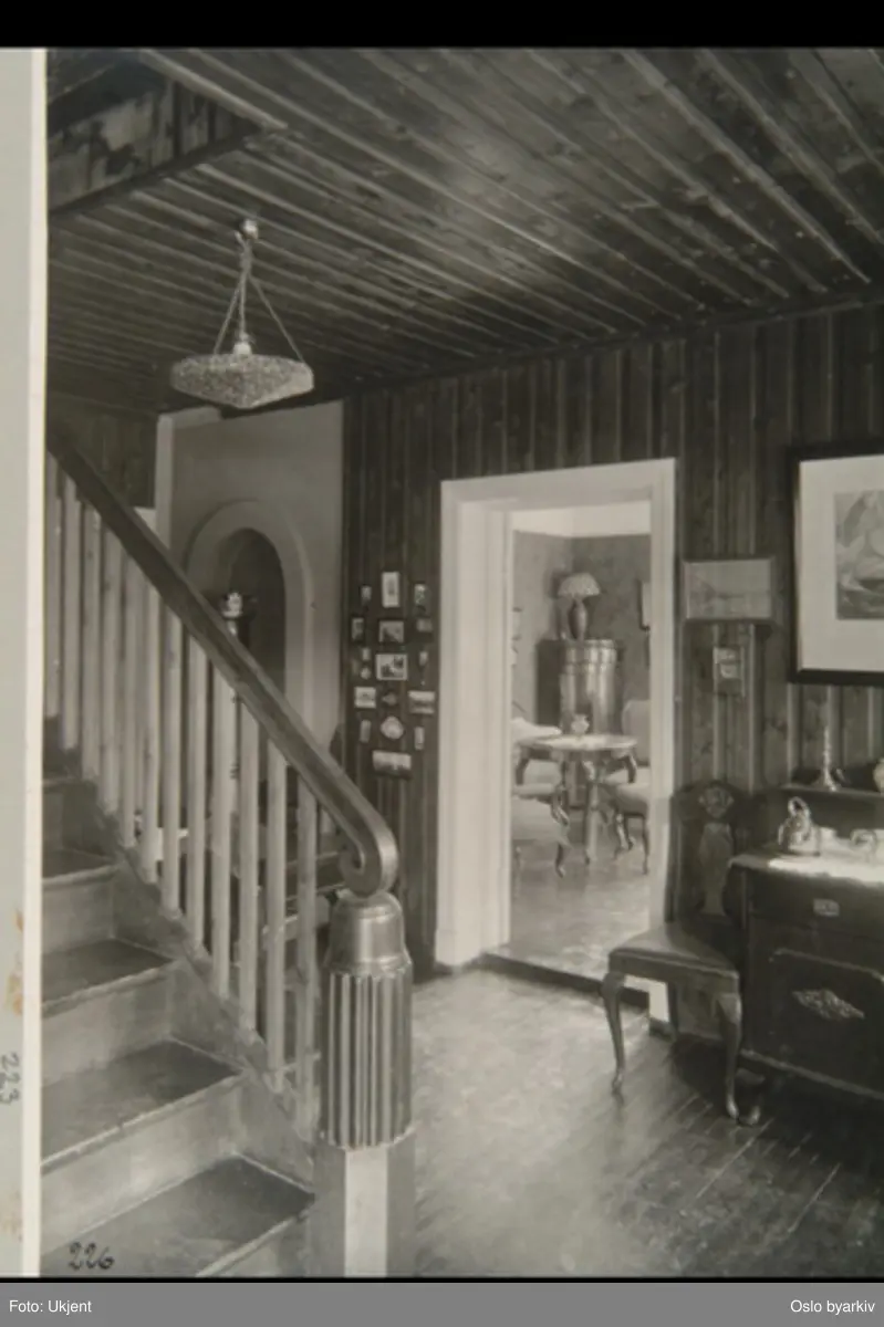 Hall med trappeoppgang. Dør inn til stue. Møbler i rokokko-stil ...