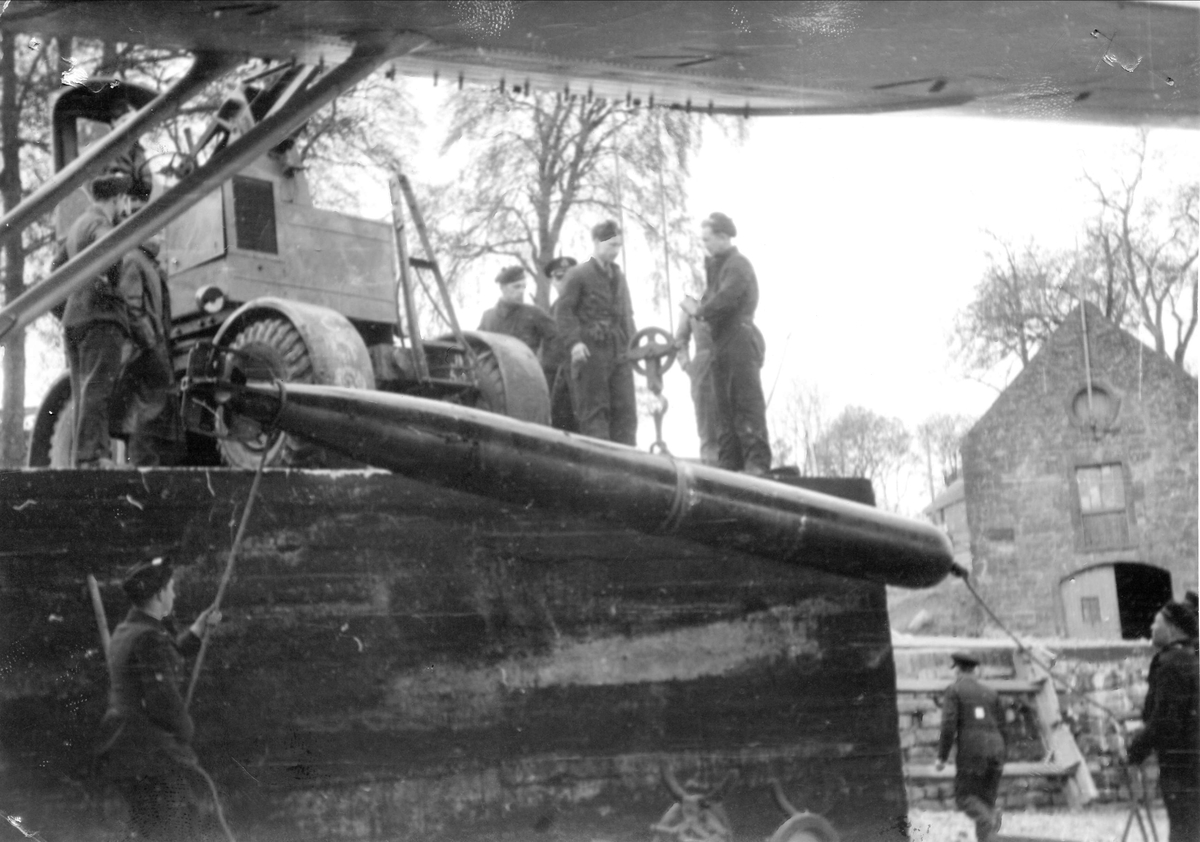 En torpedo monteres på et Consolidated Catalina fly fra 333 Skvadron i ...