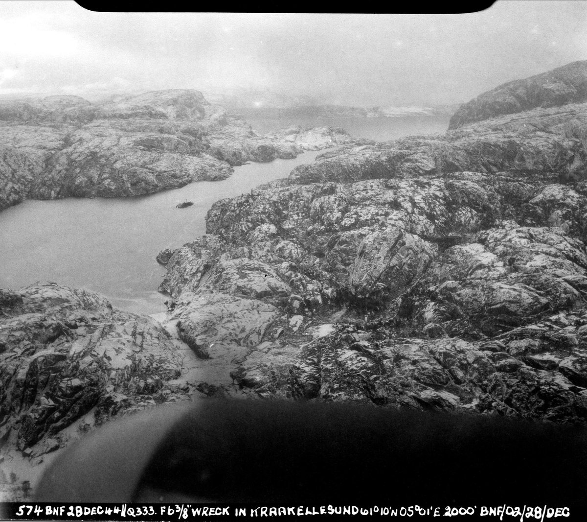 de Havilland DH 98 Mosquito fly fra 333 Skvadron flyr over et fiendtlig ...