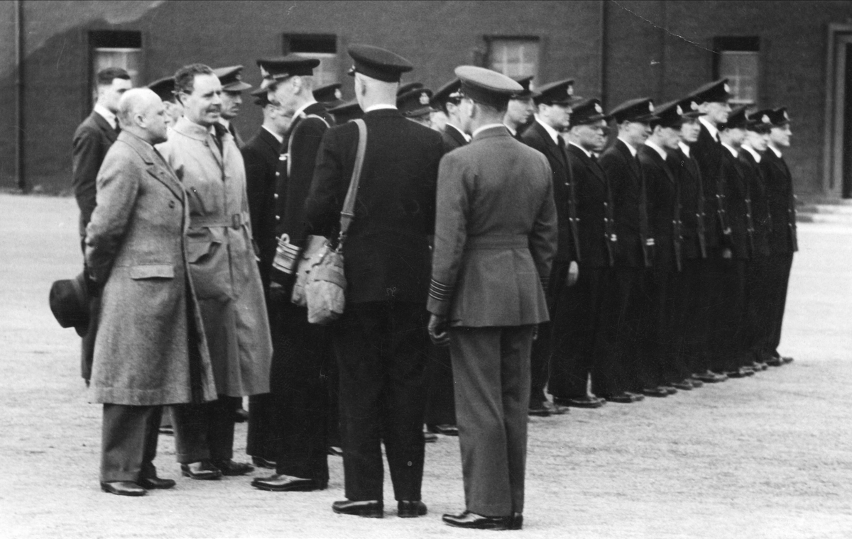 Kong Haakon VII besøker RAF Leuchars, mai 1942. På bildet er personell ...