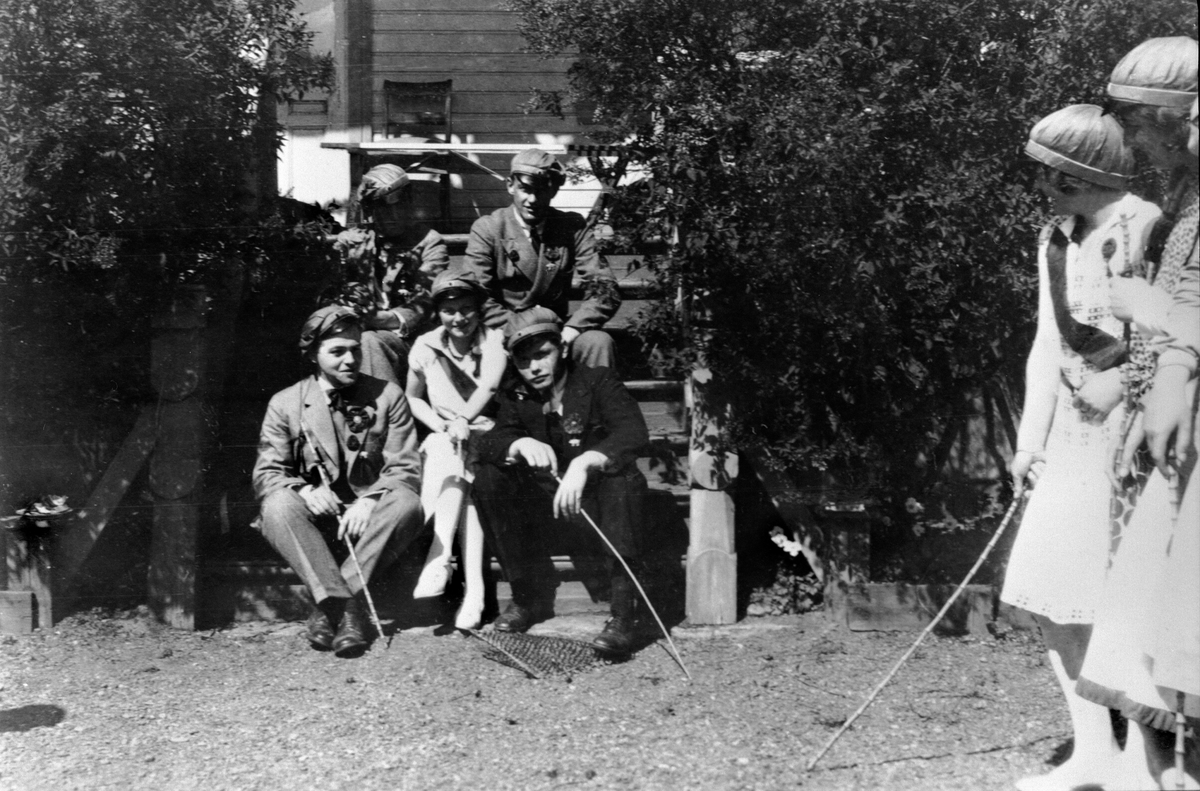 RUSSESTYRET VED HAMAR KATEDRALSKOLE HOS BOKHANDLER LIE, FORAN FRA ...