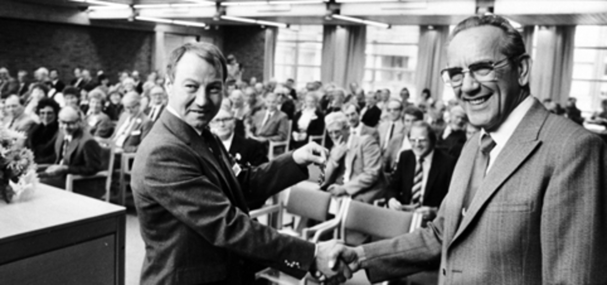 NØKKELEN TIL STANGE RÅDHUS BLIR OVERLEVERT AV FORMANN I BYGGEKOMITEEN ...