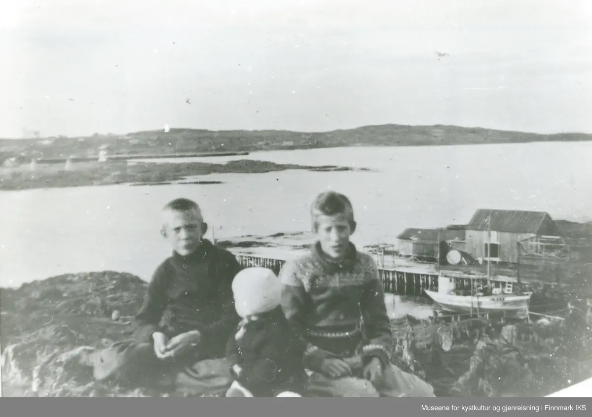 fra v.: Ottar Olsen og søsknene Bjørnar og Odd Olsen sitter på en ...