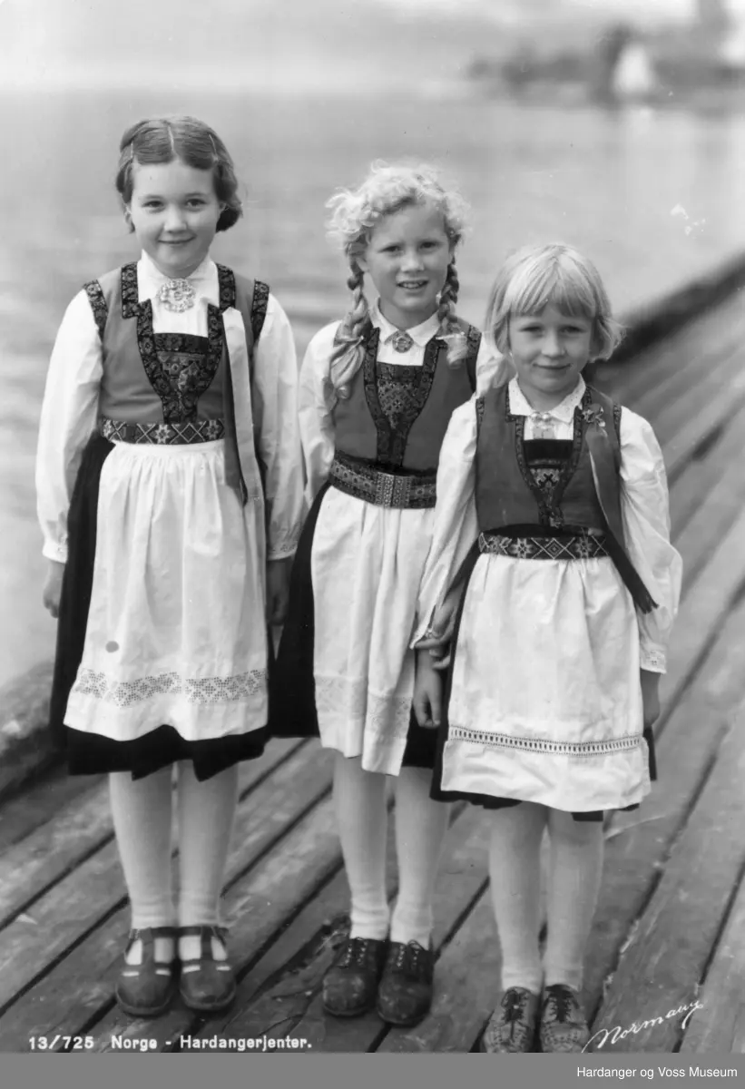 Tre jenter i bunad, ukjende -Hardanger og Voss Museum / DigitaltMuseum