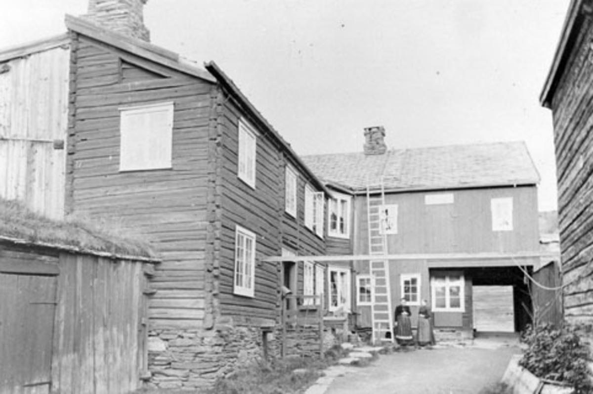 Trøndelag, Røros, bygård i tømmer, (Londonadvokat og sportsfisker ...