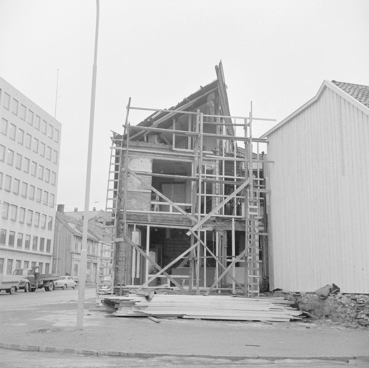 Riving av hus på hjørnet av Prinsens gate og Sandgata -Sverresborg ... Riving av hus på hjørnet av Prinsens gate og Sandgata -Sverresborg ...