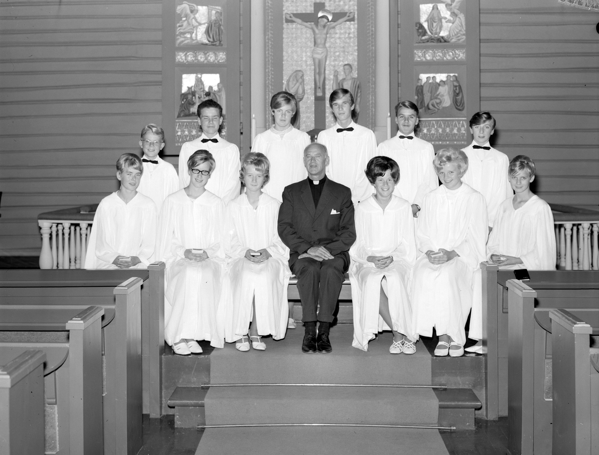 Konfirmanter i Helgøya kirke, 1968. Bak fra venstre er Terje Syversen ...