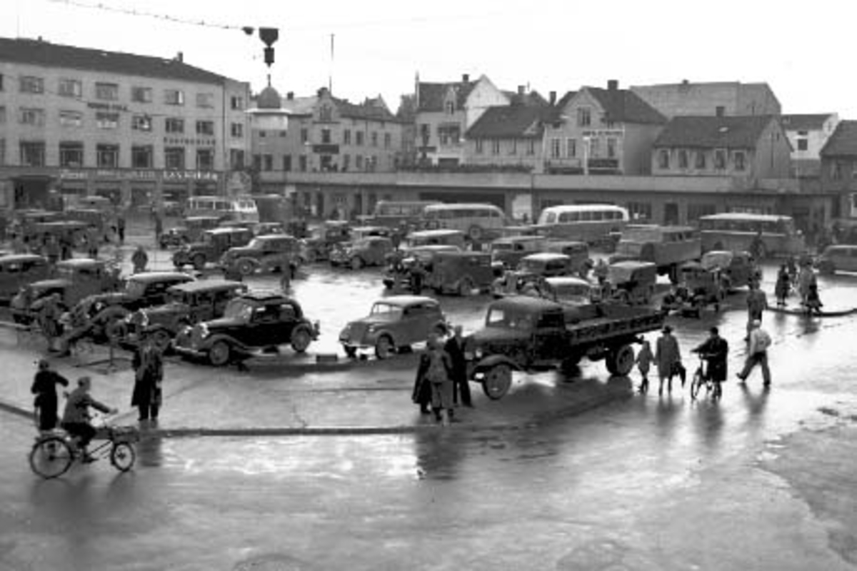Hamar, Østre Torg, Rutebilstasjonen med busser og biler på ...