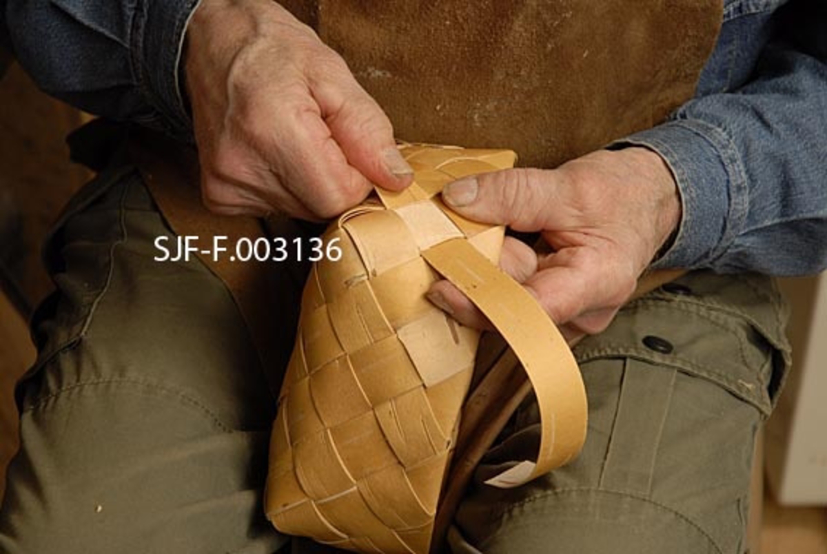 Trygve Løvseth skal flette en neverkurv med såkalt skråflettings ...