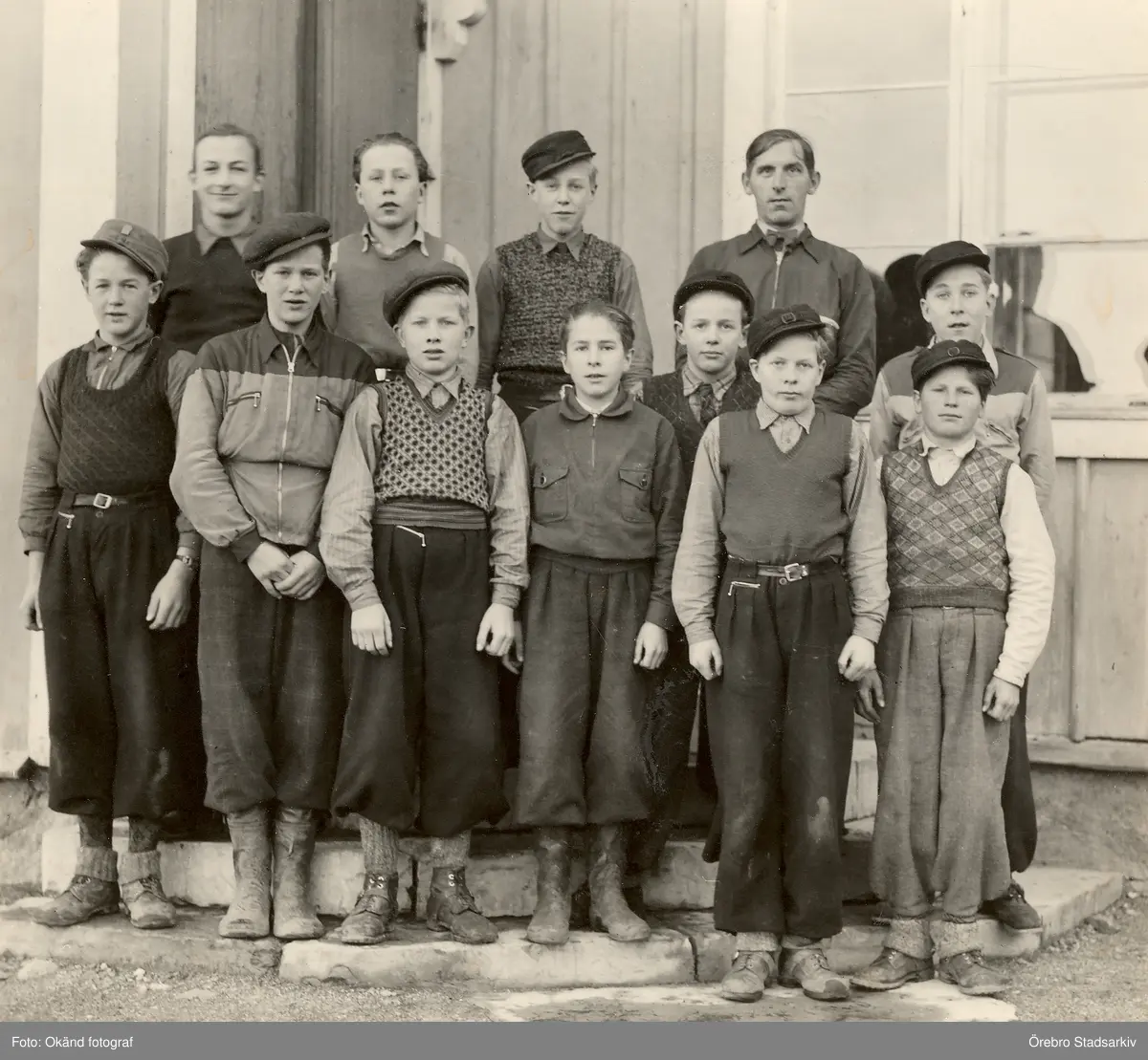 Gossar i kortbyxor och keps vid Alltorps skola, 1940-tal -Örebro ...
