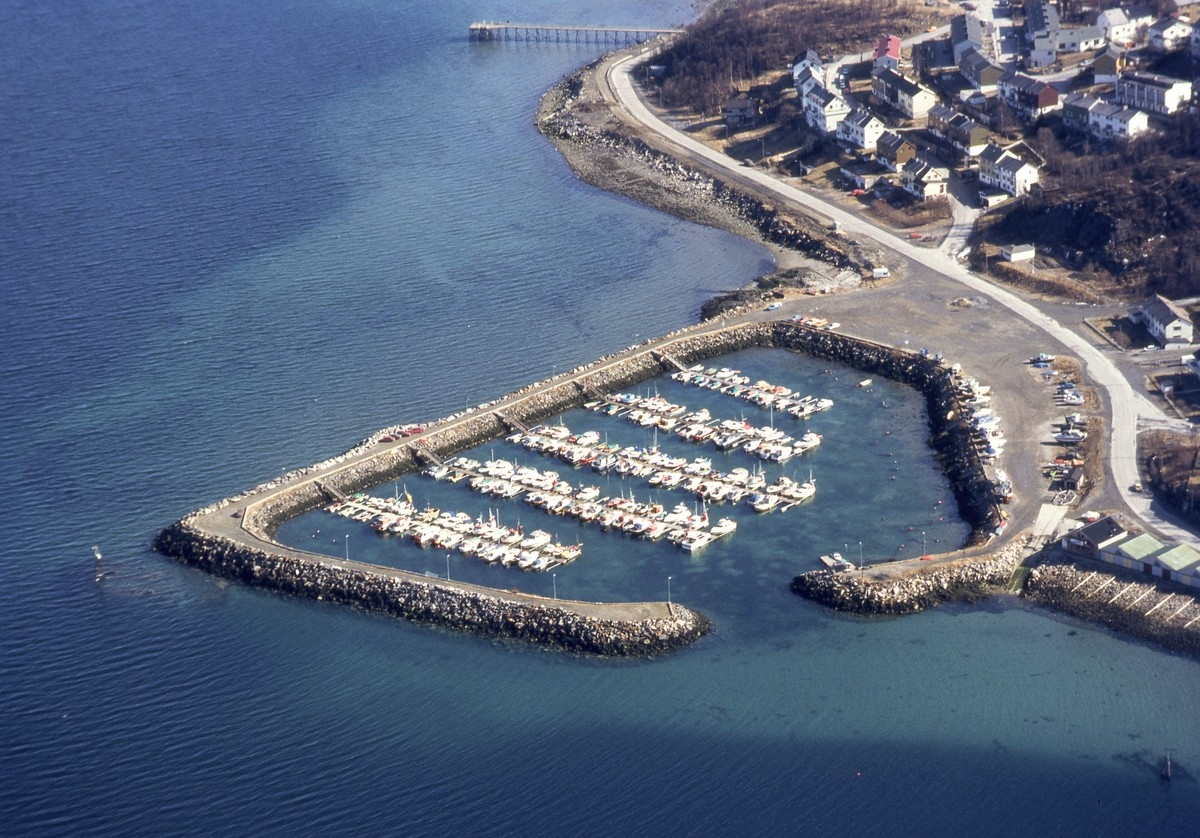 Flyfoto av en ganske ny molo i Vassvik i Narvik. Forrest Marina og de ...