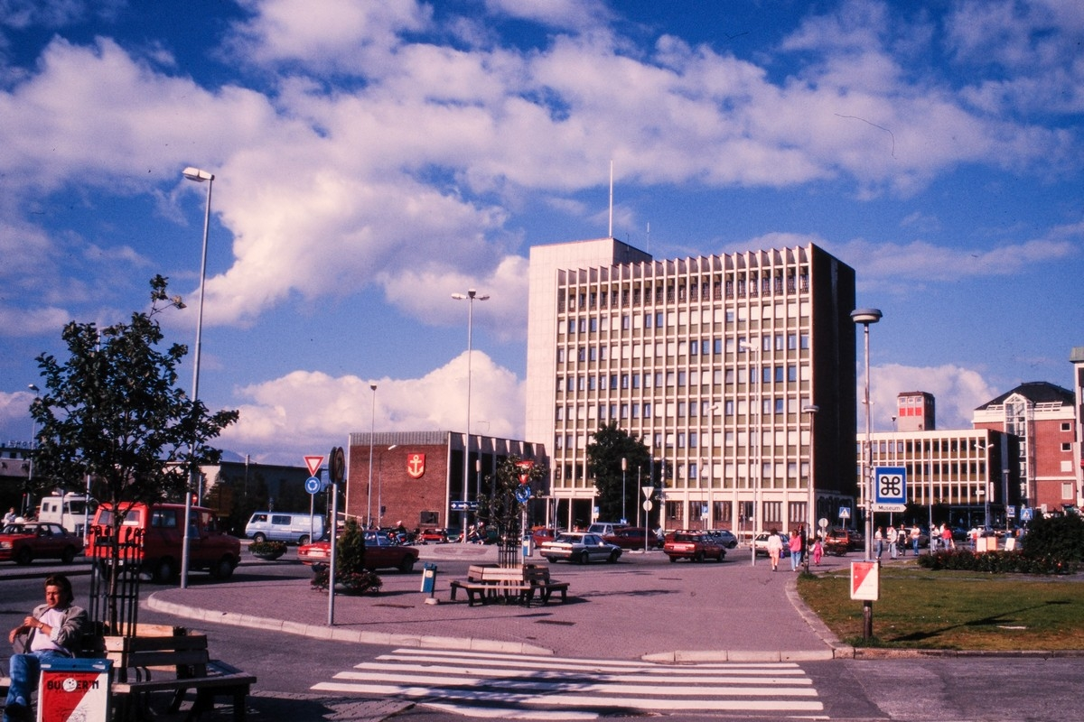 Narvik sentrum med rådhuset. Sommer. -Museum Nord / DigitaltMuseum