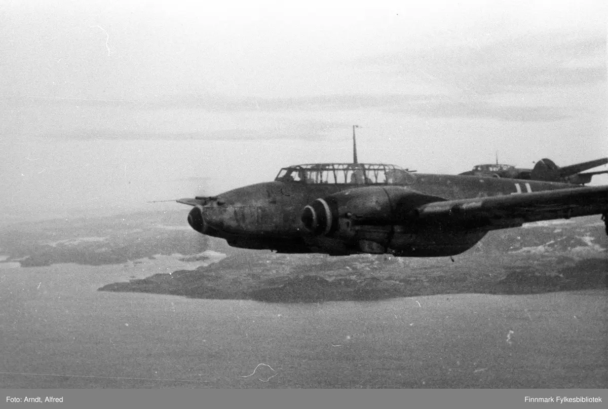 To Messerschmitt Bf 110F ved 13. tunge skvadron av 5. jagerving (13.(Z ...
