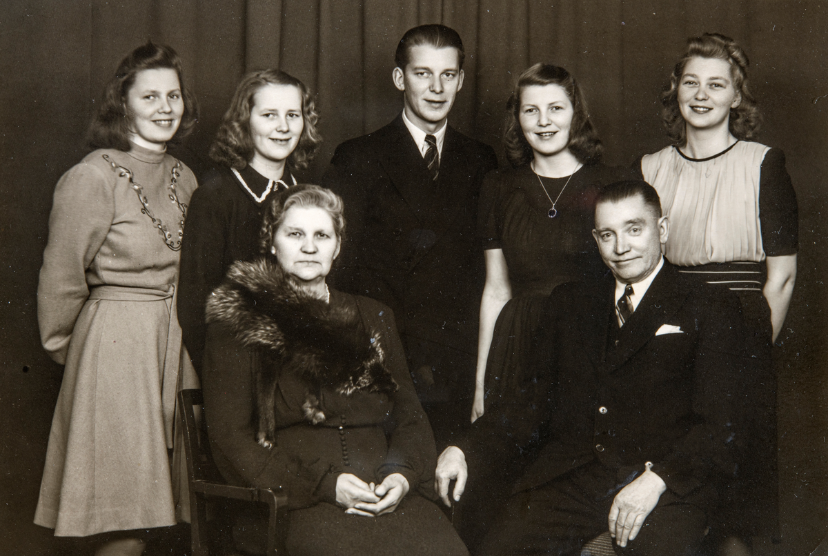 Familiebilde. Helma Holm og Lars O. Holm med sine barn: Ingrid, Astrid ...