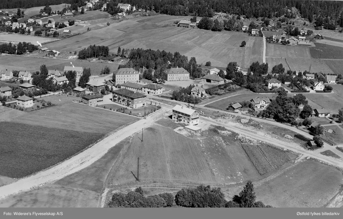 Flyfoto av Heggin i Eidsberg, oversiktsbilde 1951. Bilde nr. 2 er ...