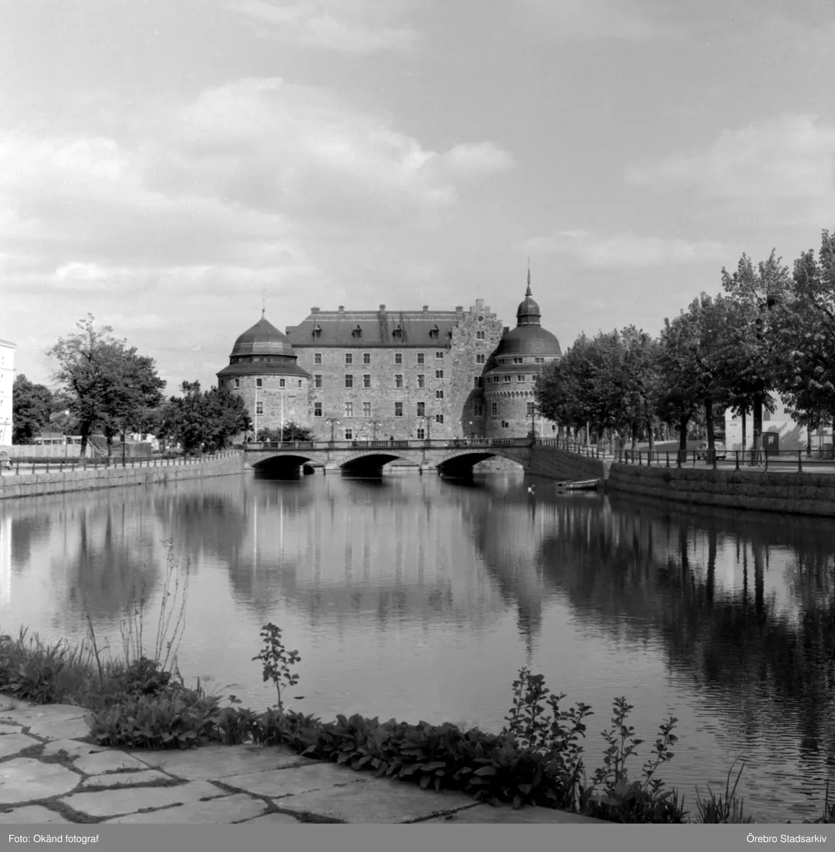 Örebro slott speglar sig i Svartån vid Storbron, 1970-tal -Örebro ...